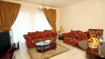 Apartamento Executivo, 2 quartos | Sala de estar | TV de ecrã plano