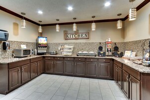 Café da manhã com buffet grátis todos os dias