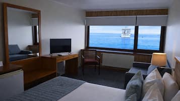 Quarto Superior, 1 cama queen-size, vista parcial para o oceano | Roupa de alta qualidade, camas de colchão pillowtop, minibar