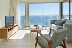 Apartamento Premium, 3 quartos, vista para o mar | Sala de estar | Televisor de 32 polegadas com canais via satélite 