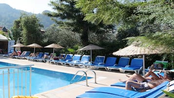 Piscina exterior, espreguiçadeiras