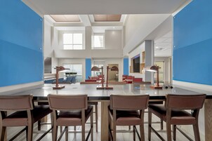 Café da manhã para viagem grátis todos os dias