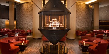 Este bar no lobby do hotel