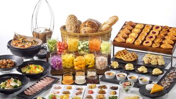 Pequeno-almoço tipo buffet diário (5000 JPY por pessoa)