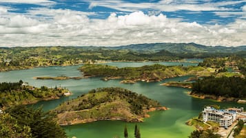 Vista panorâmica de uma paisagem costeira com várias ilhas verdes e uma grande extensão de água.