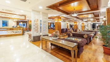 3 bares/lounges, bar ao lado da piscina
