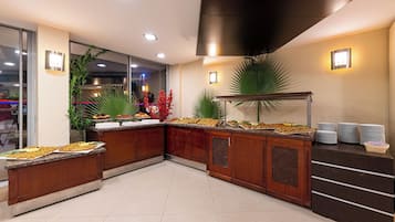 Pequenos-almoços servidos, com espaço para refeições ao ar livre