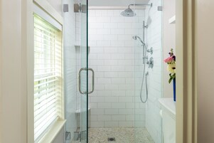 Quarto Duplo de Luxo | Duche na casa de banho