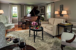 Blue Point Room | Sala de estar | Televisor de ecrã plano de 27 polegadas com canais por cabo, televisor 