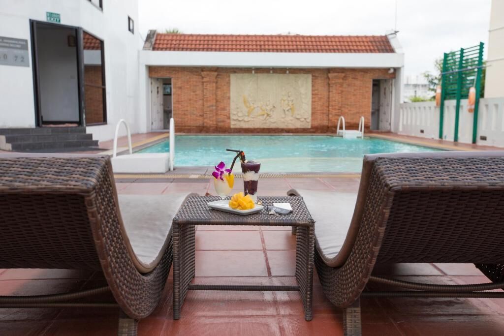 Piscina externa, espreguiçadeiras