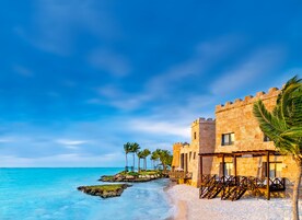 Uma praia privada, praia de areia branca, toldos de praia (sobretaxa) 