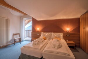 Quarto Duplo Standard | Edredões de penas, cofre no quarto, secretária 