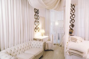 Quarto Duplo Standard | Minibar, cofre no quarto, secretária, cortinas/cortinados opacos 