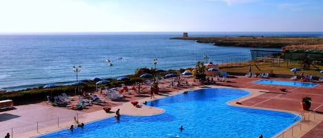 Piscina exterior, espreguiçadeiras