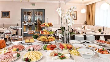 Pequeno-almoço tipo buffet diário (10 EUR por pessoa)