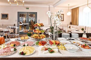 Café da manhã com buffet todos os dias (EUR 10 por pessoa) 