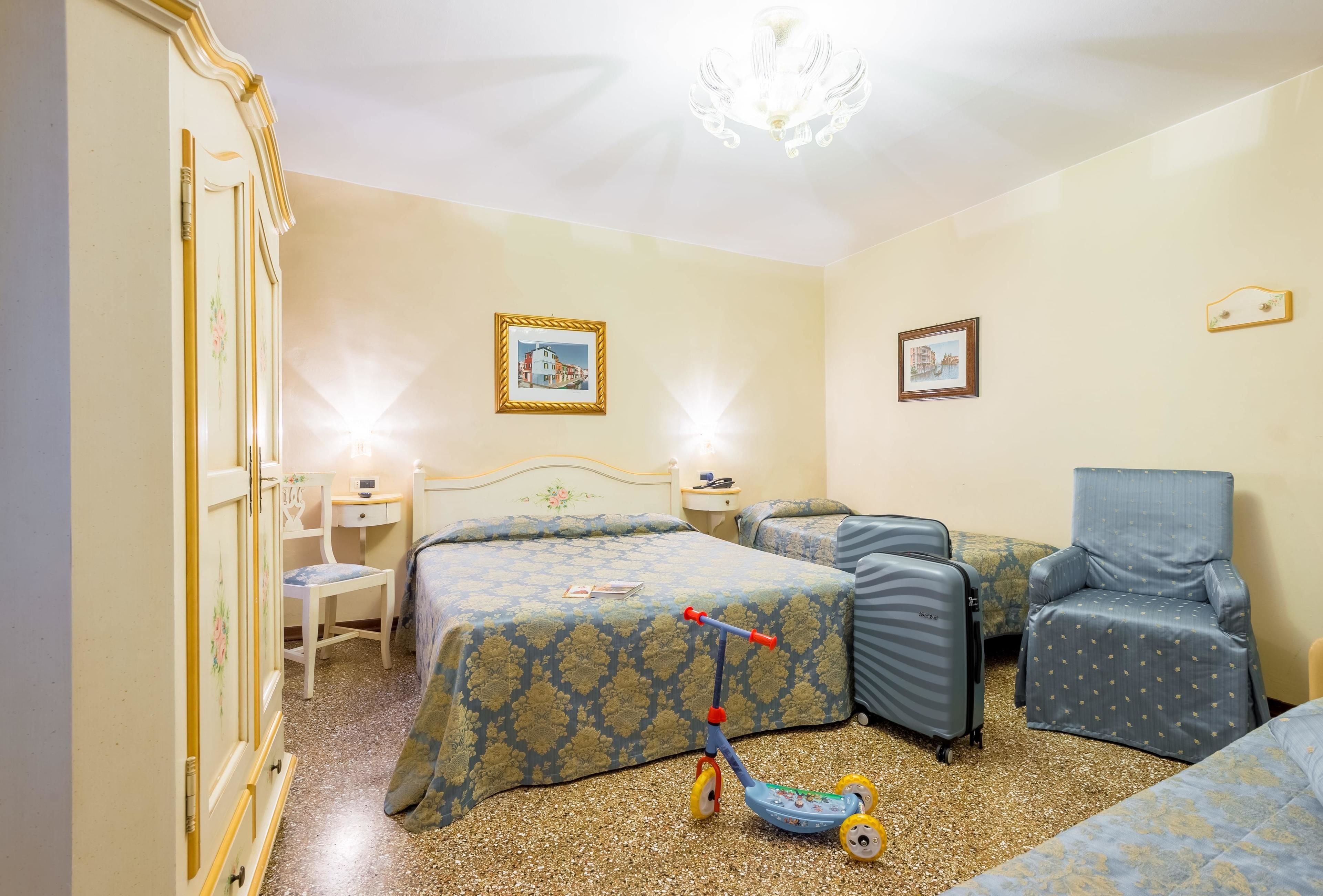 Roupa de alta qualidade, cofre no quarto, secretária 