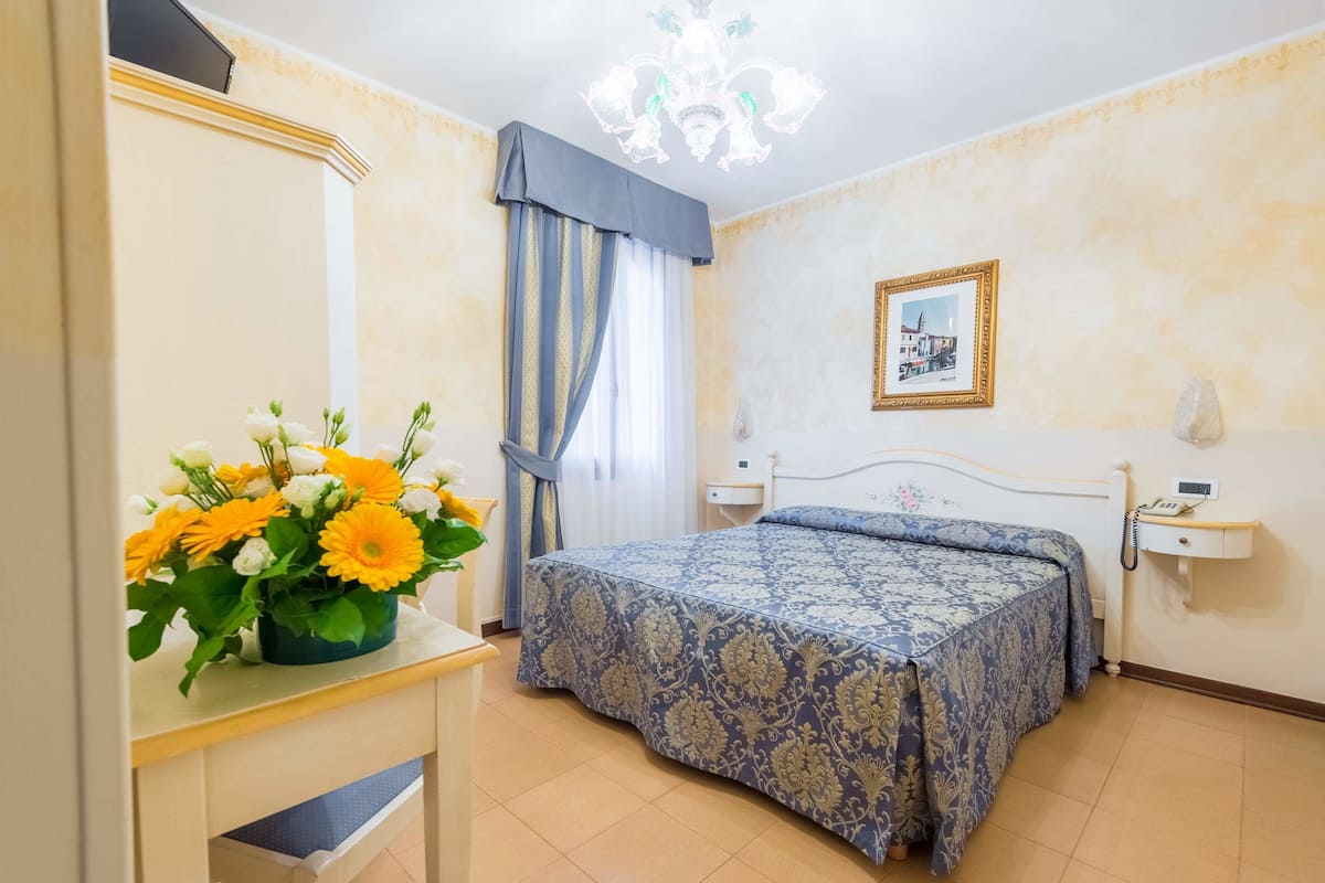 Quarto casal standard | Roupas de cama premium, cofres nos quartos, escrivaninha