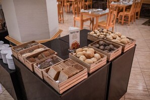 2 restaurantes: opção de café da manhã e jantar