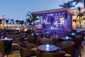 2 bares/lounges, este bar no lobby do hotel