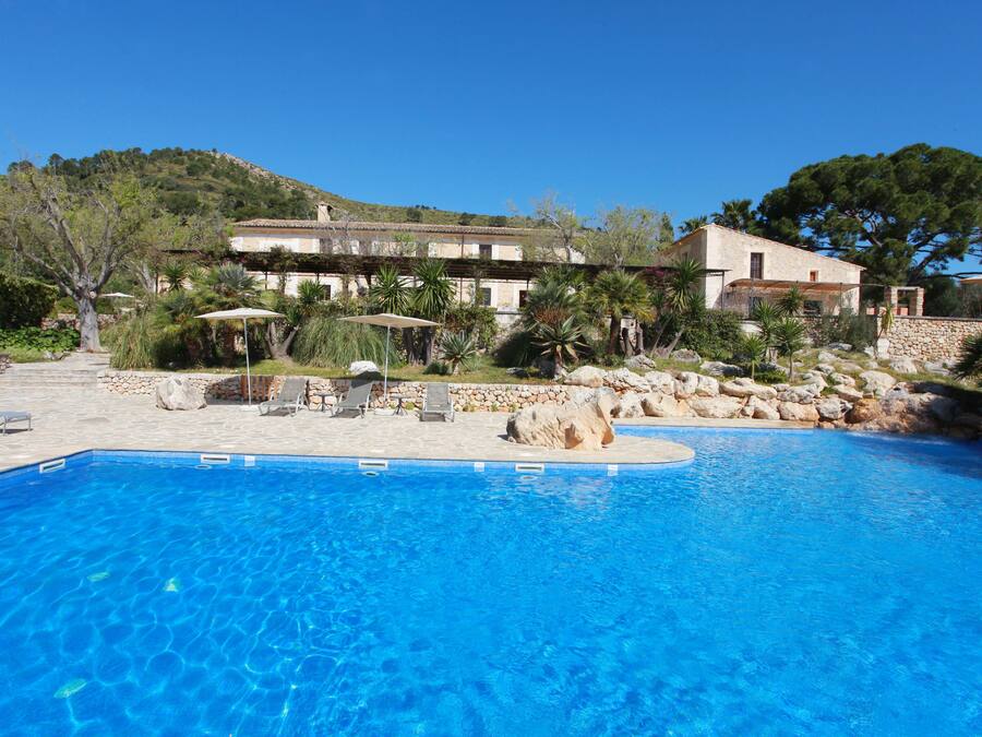 Piscina exterior, guarda-sóis, espreguiçadeiras