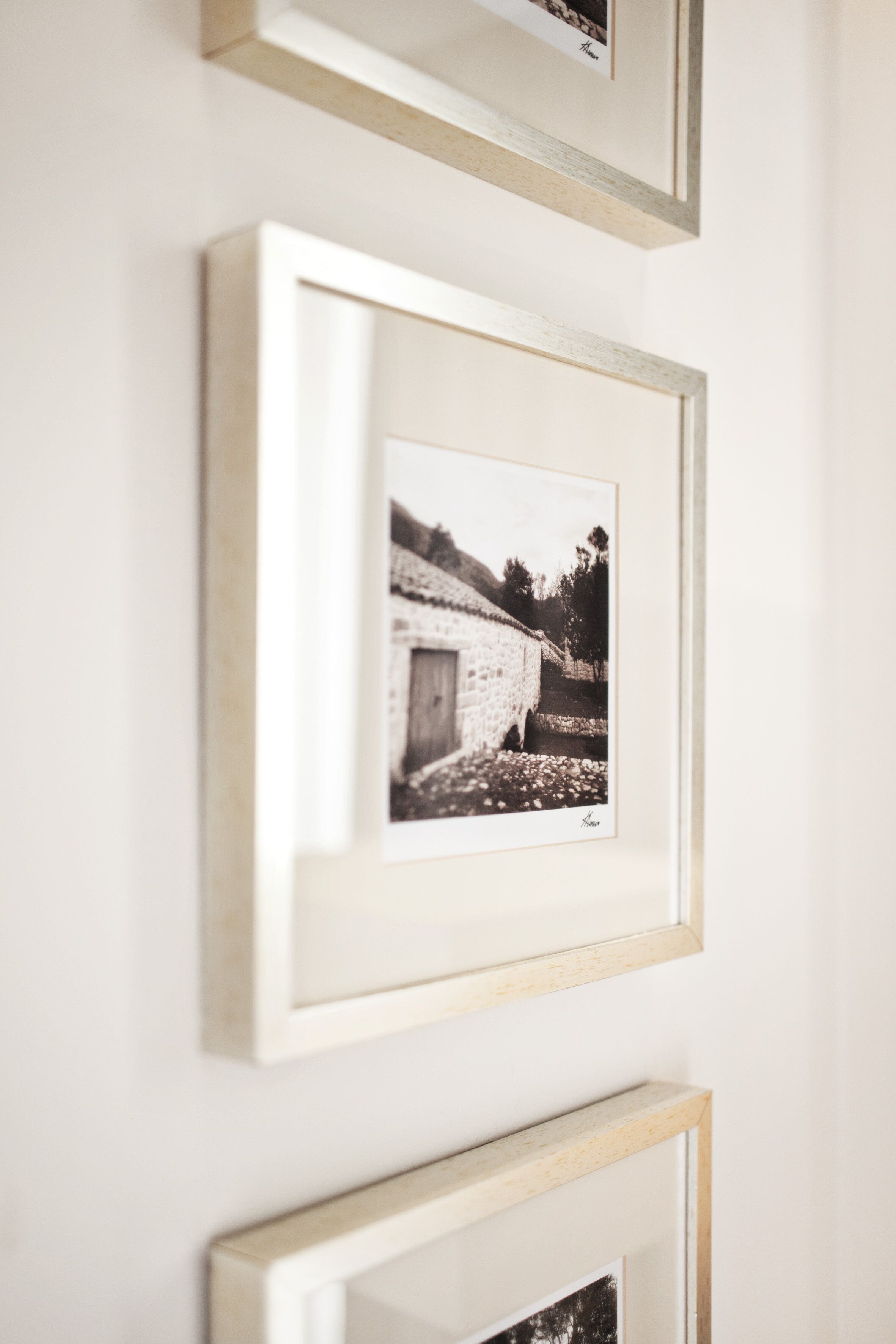 Frigobar, cofres nos quartos, escrivaninha, cortinas blackout