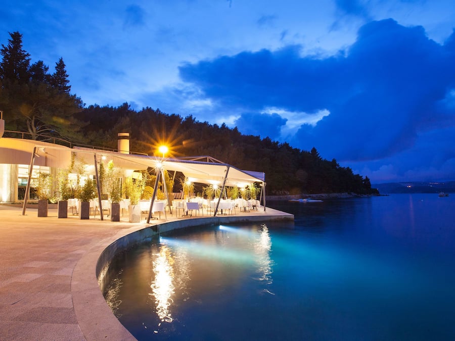 4 restaurantes, é servido café da manhã