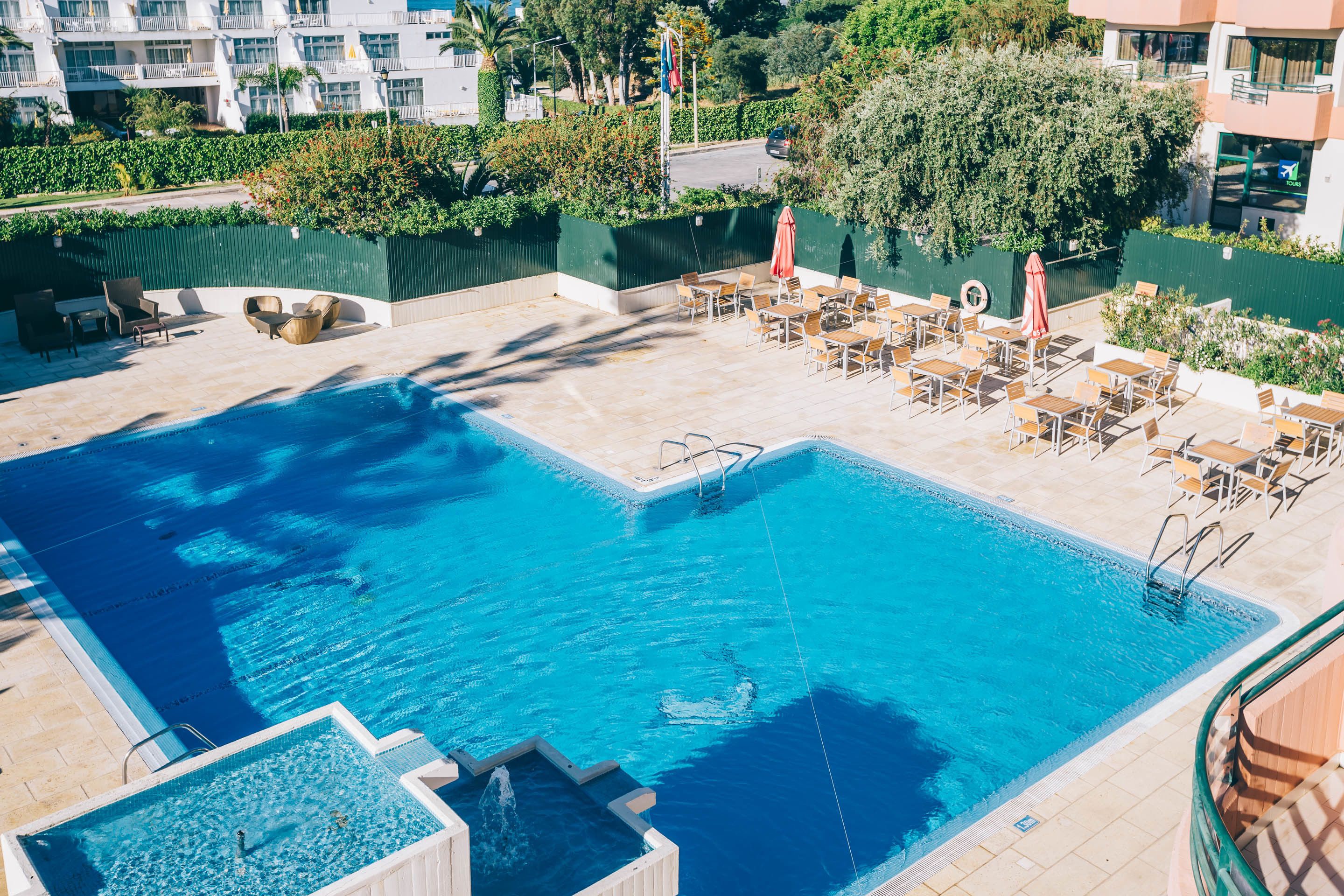 Piscina externa, guarda-sóis, espreguiçadeiras