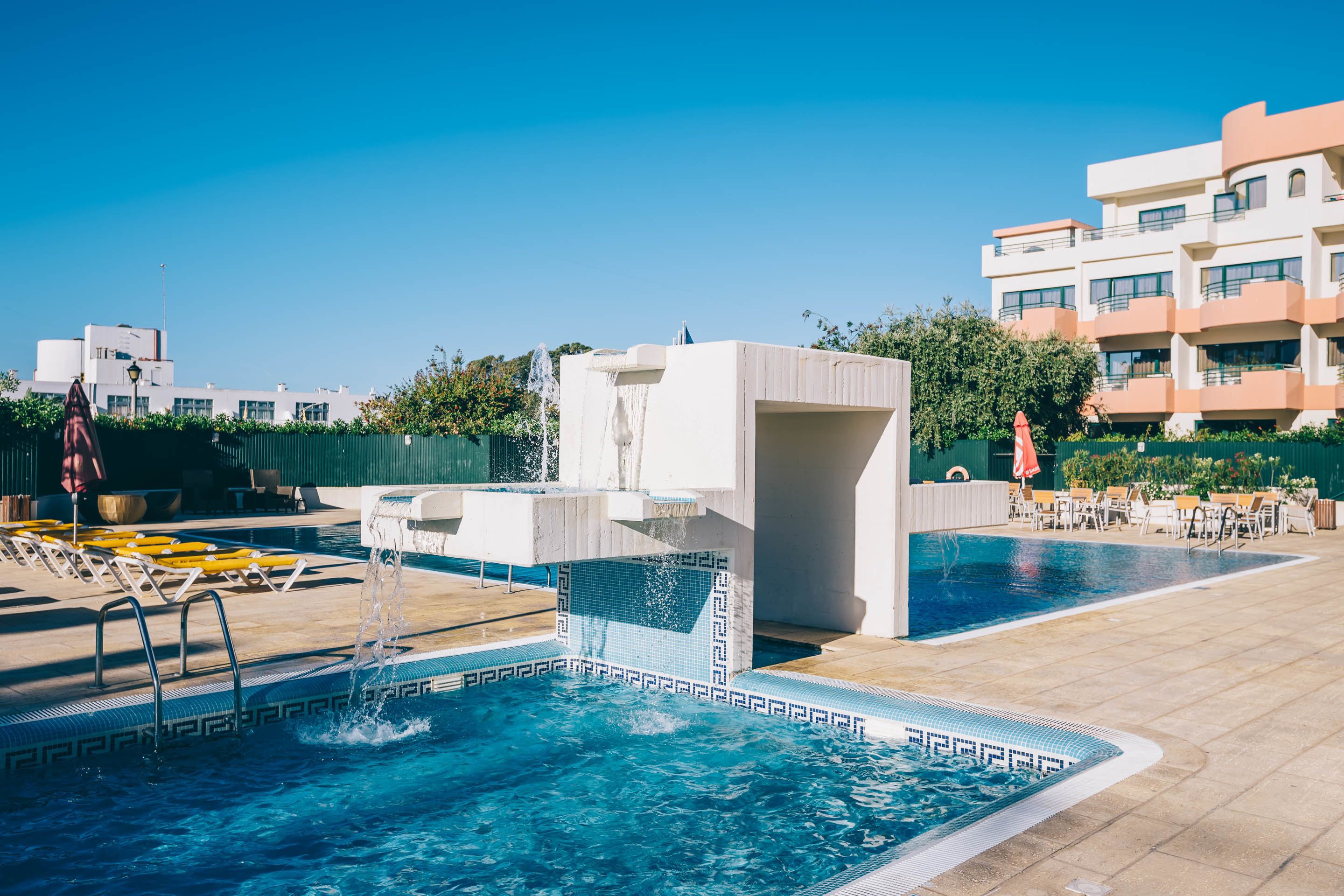 Piscina exterior, guarda-sóis, espreguiçadeiras 