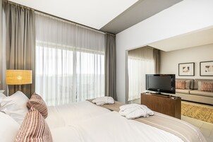 Cofres nos quartos, cortinas blackout, quartos à prova de som