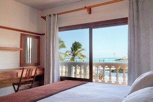 Suíte premium, 1 cama King, vista parcial para o oceano | Roupas de cama premium, edredons de pluma, camas com colchões pillow-top
