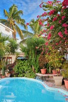 Piscina externa, guarda-sóis, espreguiçadeiras