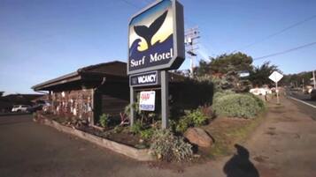 Placa de um Surf Motel com um aviso de 'OCASIÃO'.