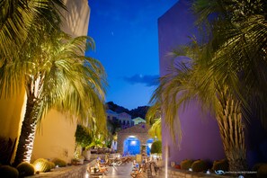 Piscina interior, espreguiçadeiras 