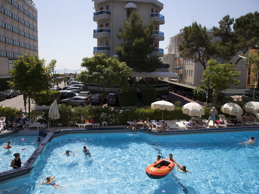 Piscina exterior sazonal, guarda-sóis, espreguiçadeiras