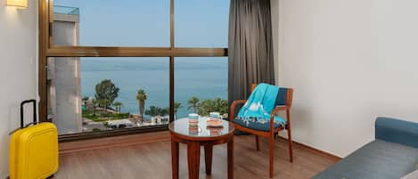 Minibar, cofre no quarto, secretária, cortinas/cortinados opacos