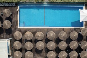 Piscina externa, espreguiçadeiras