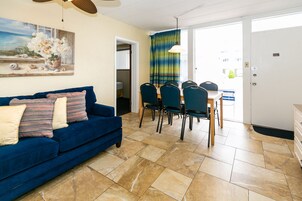 Quarto luxo, várias camas, para não fumantes, vista para a piscina | Área de estar | TV