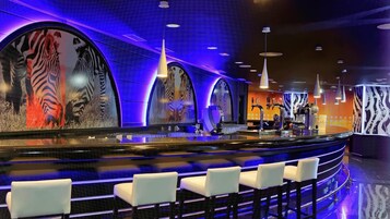 Junto à piscina, aberto diariamente 