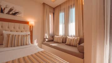 Large Triple Room | Frigobar (abastecido com itens grátis), cofres nos quartos, escrivaninha