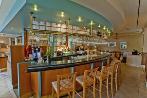 2 bares/lounges, pub
