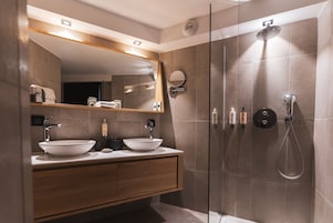 Suite, 2 quartos | Casa de banho | Artigos de higiene pessoal grátis, um secador de cabelo, roupões