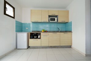 Geladeira, micro-ondas, talheres/pratos/utensílios de cozinha