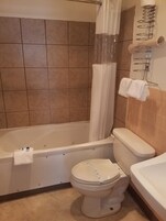 Quarto standard, 1 cama Queen, para não fumantes | Banheiro | Chuveiro/banheira combinados, produtos de toalete grátis