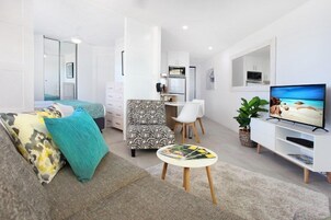 Apartamento Standard (1.5 Bedrooms) | Sala de estar | Televisor LCD de 32 polegadas com canais digitais, televisor