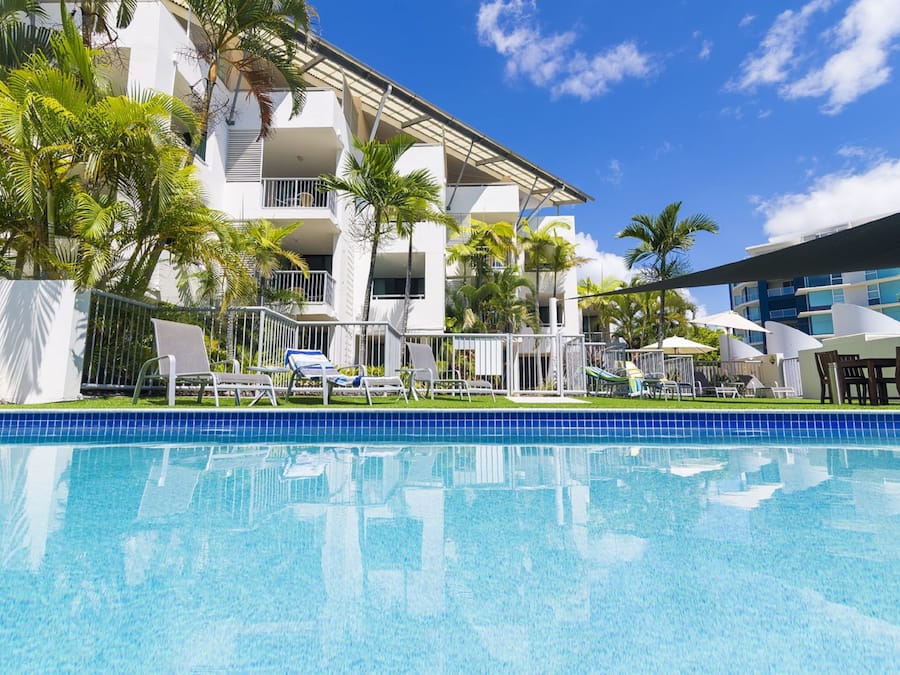 Piscina exterior, guarda-sóis