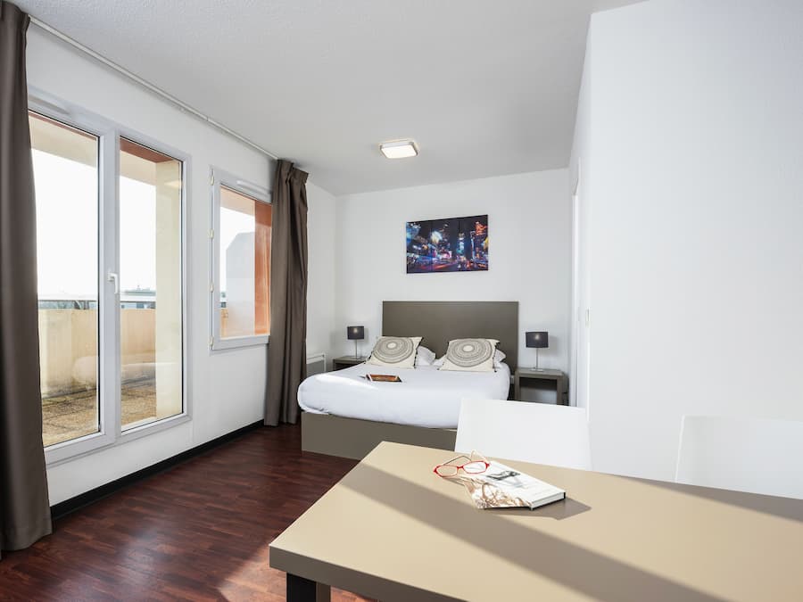 Escrivaninha, quartos à prova de som, ferros/tábuas de passar roupa