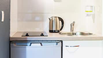 Um frigorífico, um micro-ondas, uma placa de cozinha