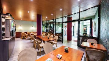 Café da manhã com buffet todos os dias (EUR 12 por pessoa)