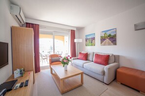 Apartamento, 2 quartos | Sala de estar | Televisor de ecrã plano de 31 polegadas com canais via satélite 